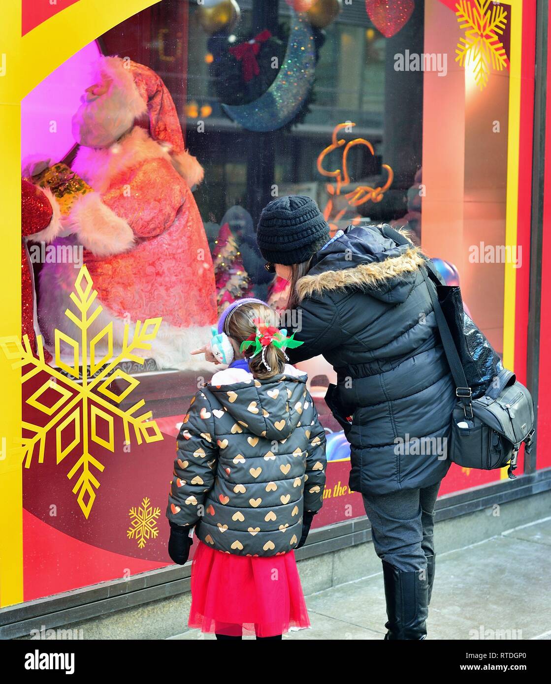 Chicago christmas windows hi-res stock photography and images - Alamy
