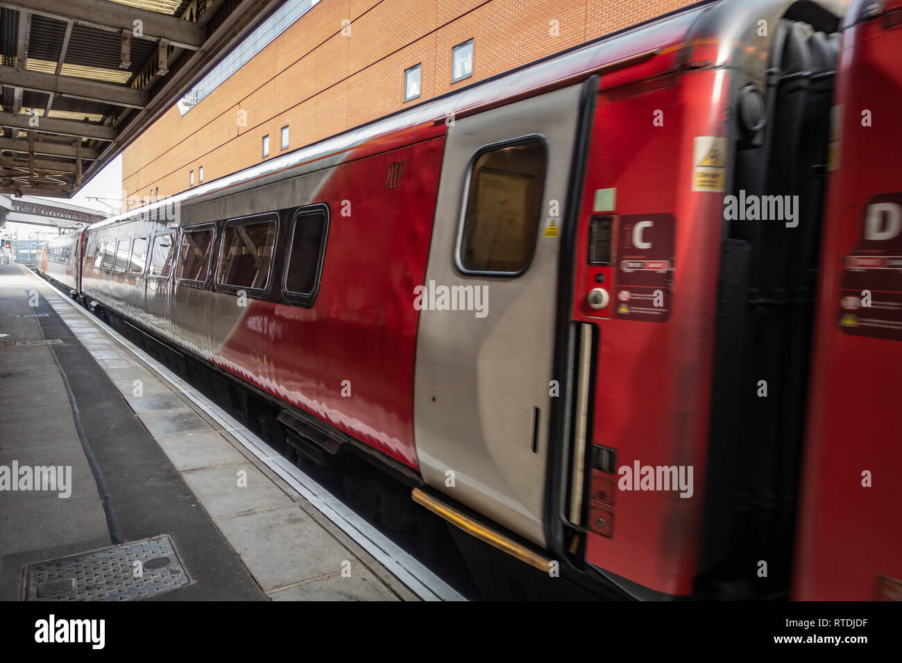 Doncaster train station platform hi-res stock photography and images ...