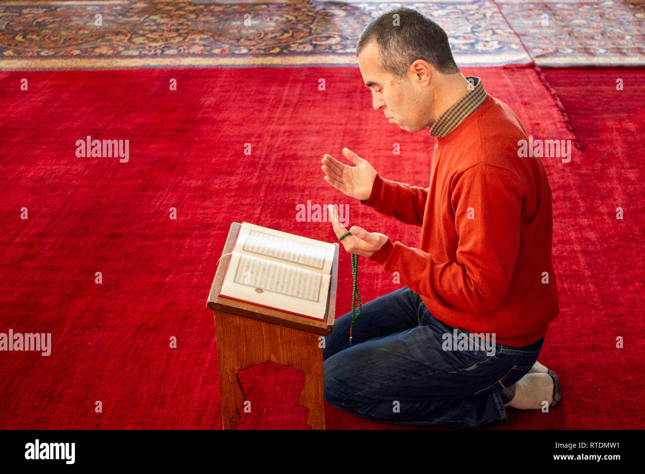 Muslim man reading quran hi-res stock photography and images - Alamy