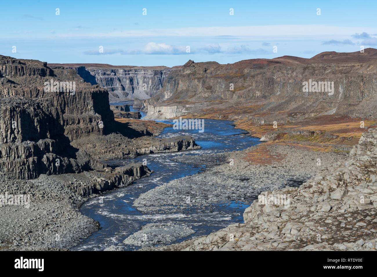 River meanders through rocky gorge hi-res stock photography and images ...