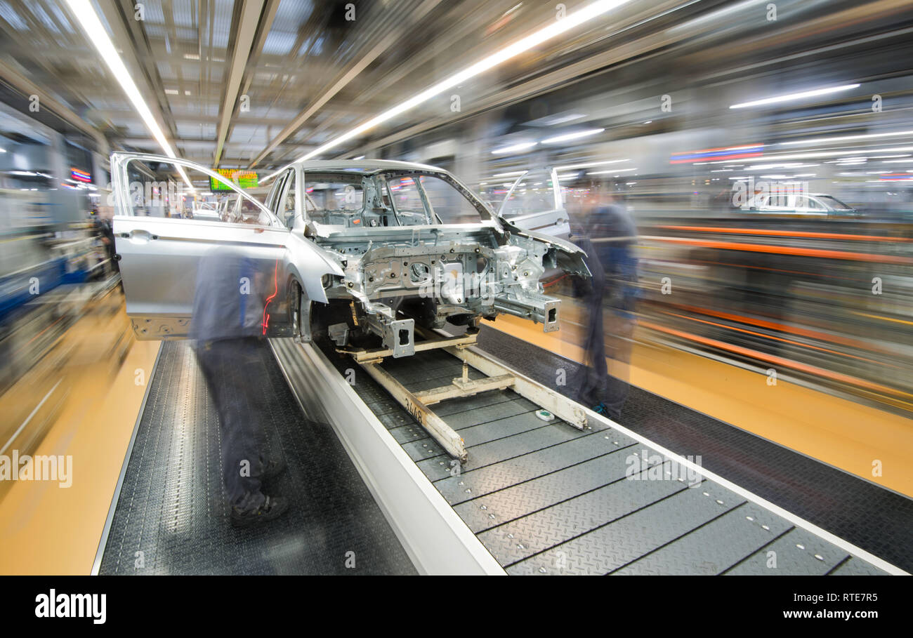 Wolfsburg, Germany. 01st Mar, 2019. Employees assemble fenders to a ...