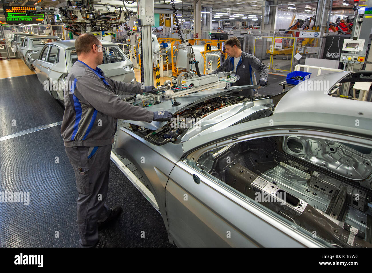 Wolfsburg, Germany. 01st Mar, 2019. Employees in the body shop at the ...