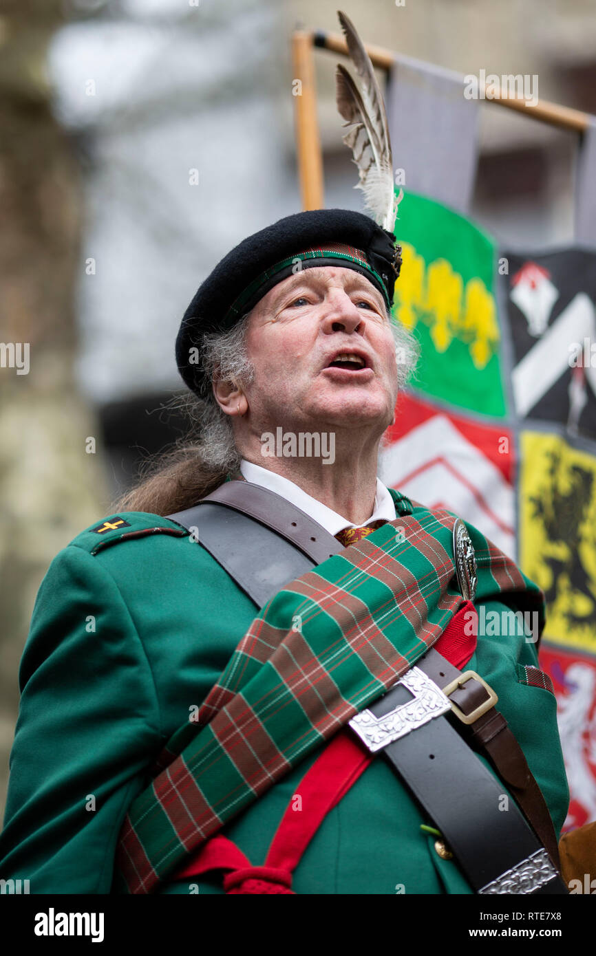 Cardiff, Wales, UK. March 1st 2019. A man in traditional Welsh dress ...