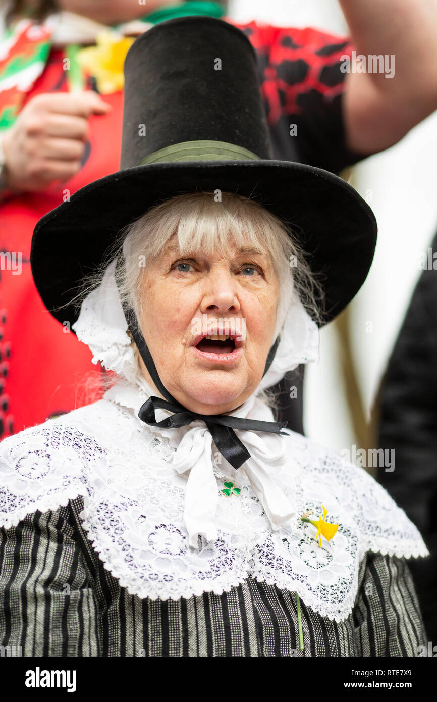 Cardiff, Wales, UK. March 1st 2019. A woman in traditional Welsh dress ...