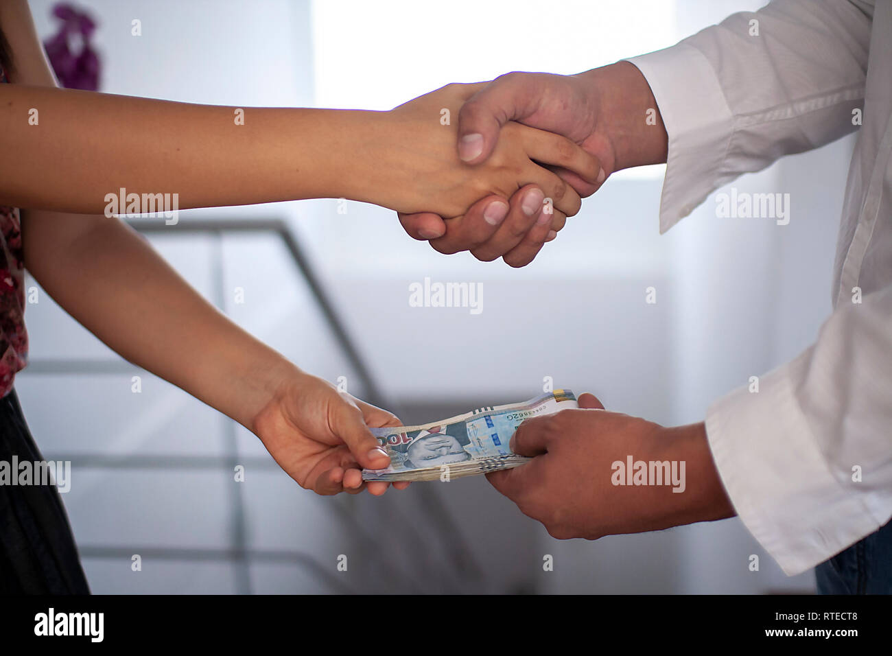 Sharing money hands hi-res stock photography and images - Alamy