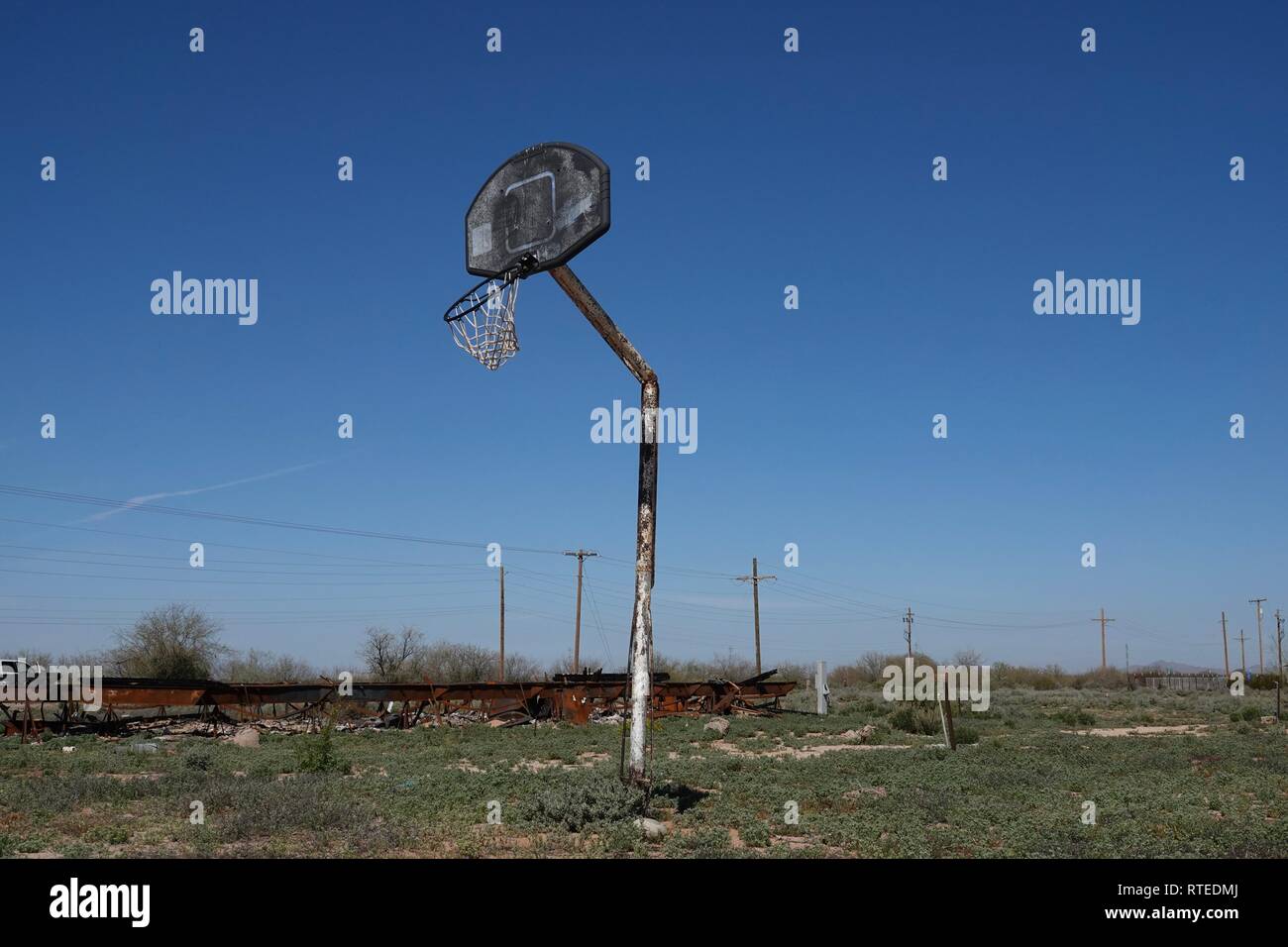 A broken down abandoned basketetball hoop alone in the desert Stock ...