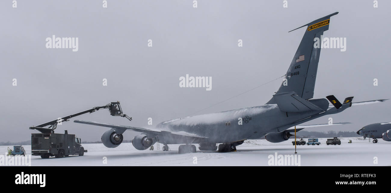 171 air refueling wing hi-res stock photography and images - Alamy