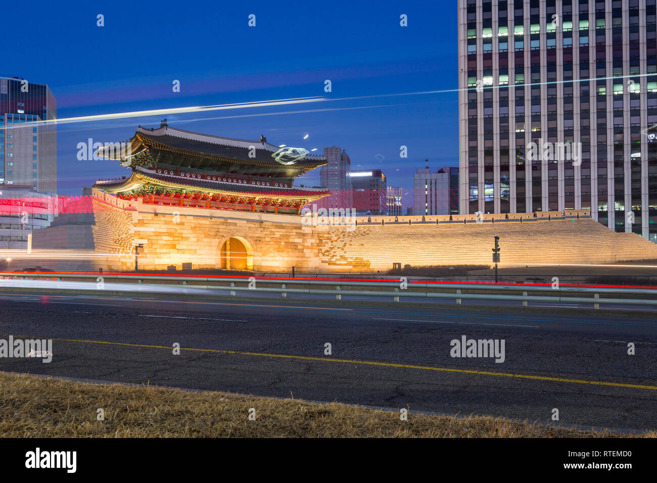 Namdaemun gate (Sungnyemun) cityscape at night, fortress of seoul ...