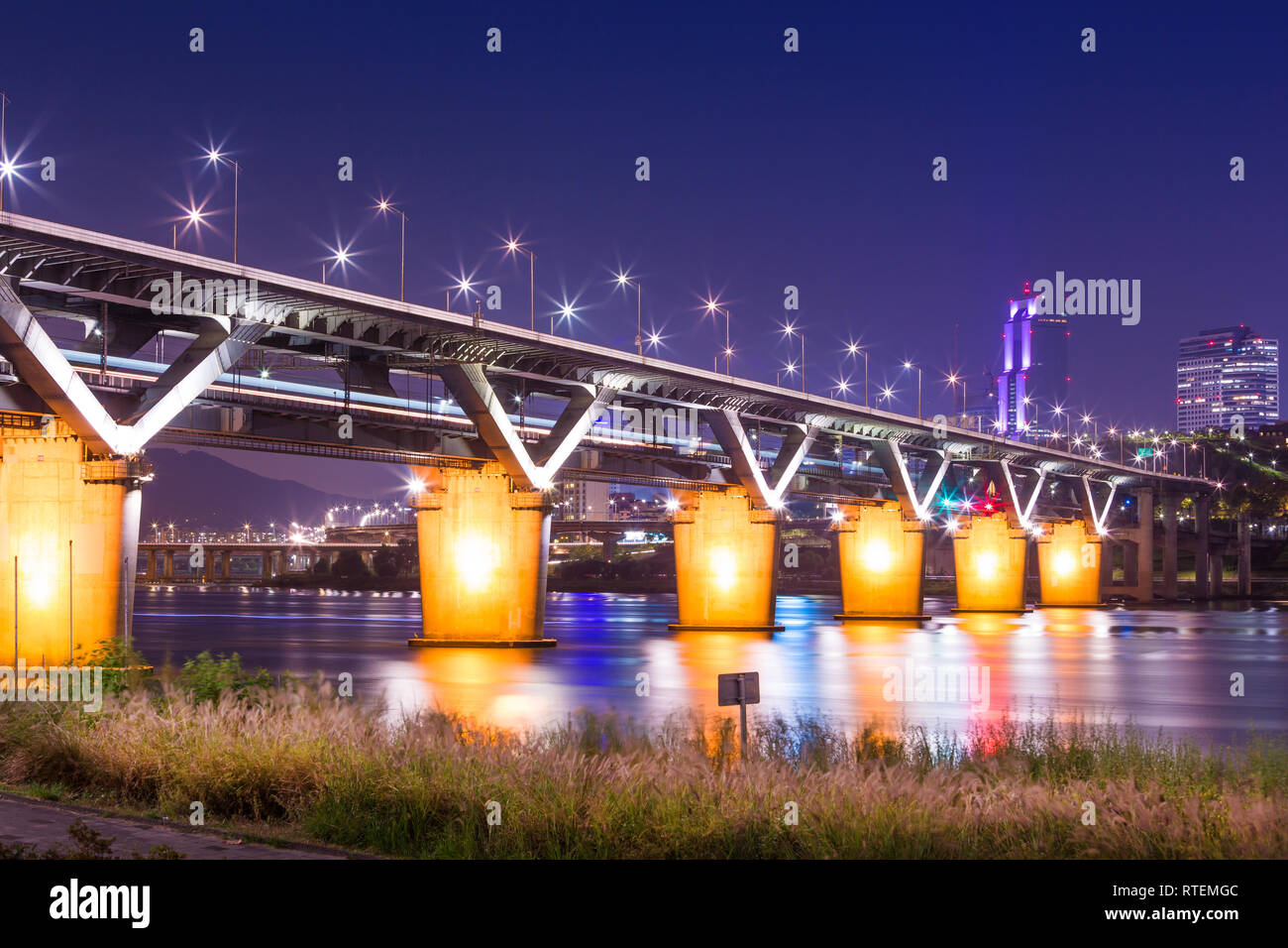 cheongdam bridge or cheongdamdaegyo is han river bridge at night in ...