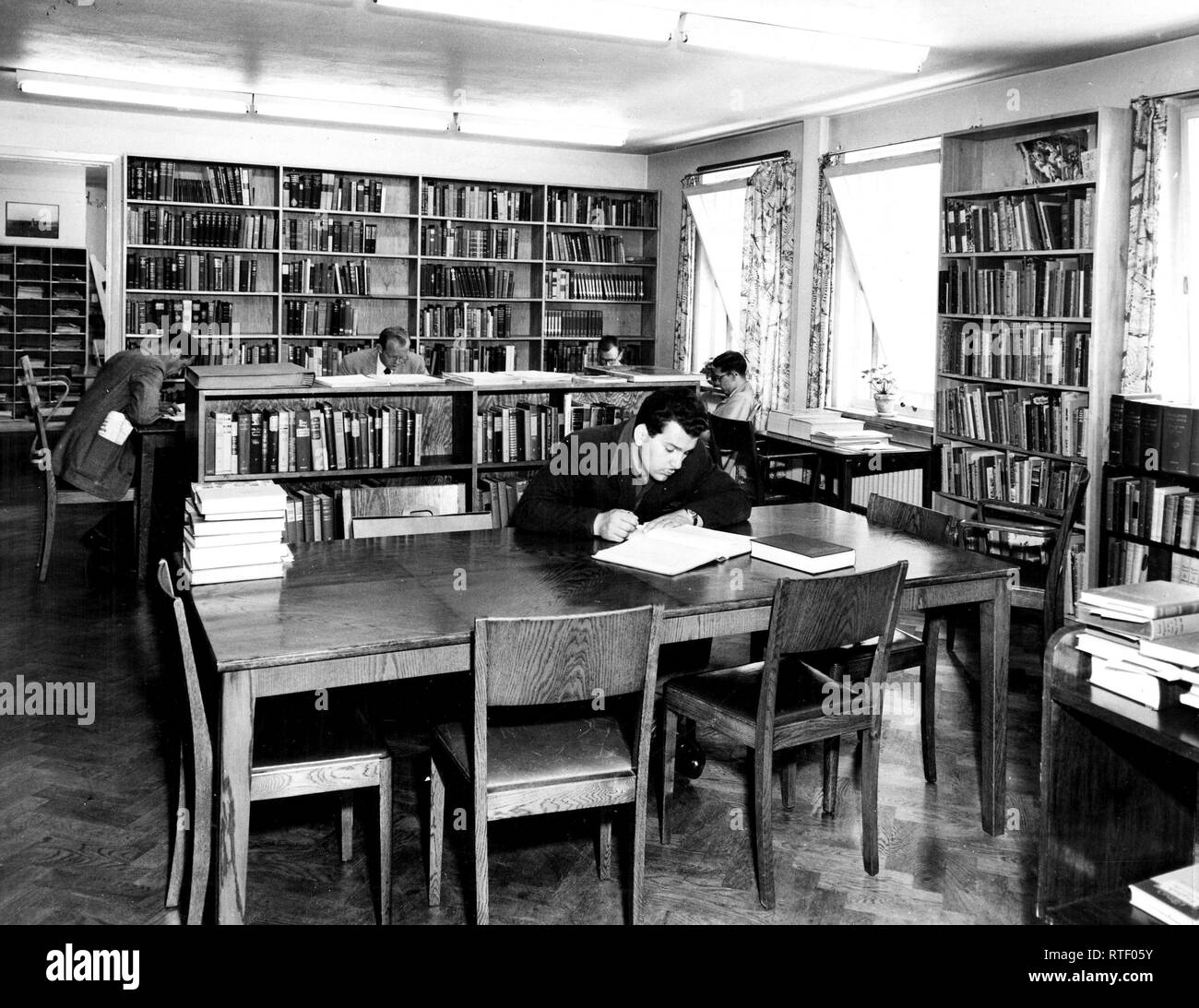 1950s library patrons hi-res stock photography and images - Alamy