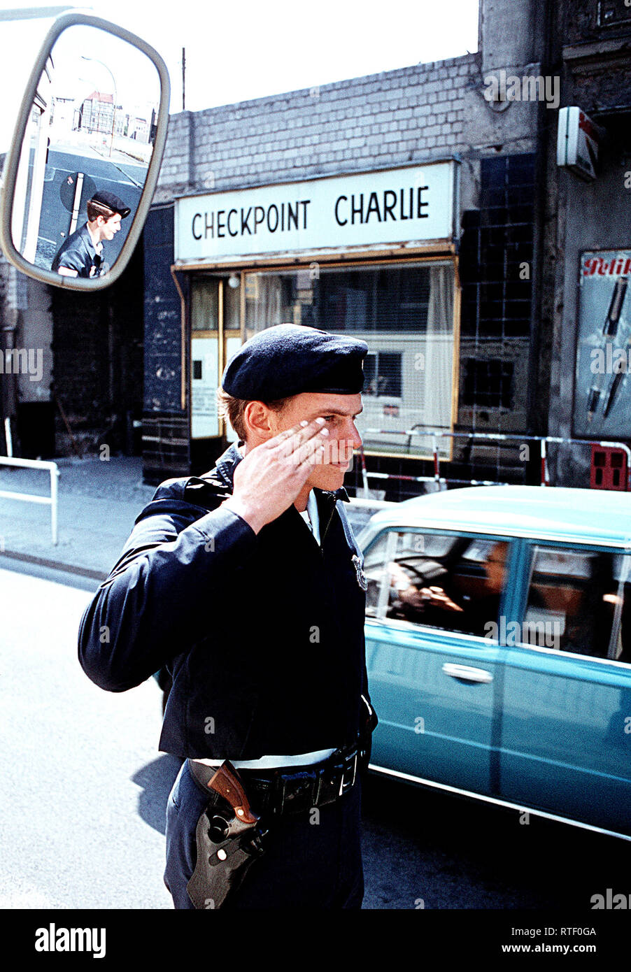 Checkpoint charlie 1980s hi-res stock photography and images - Alamy