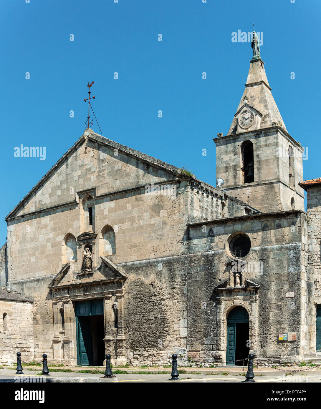 Arles church hi-res stock photography and images - Alamy
