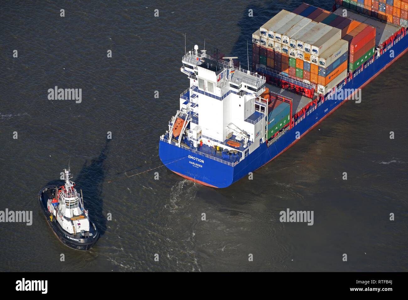 Manoeuvres container ship hi-res stock photography and images - Alamy