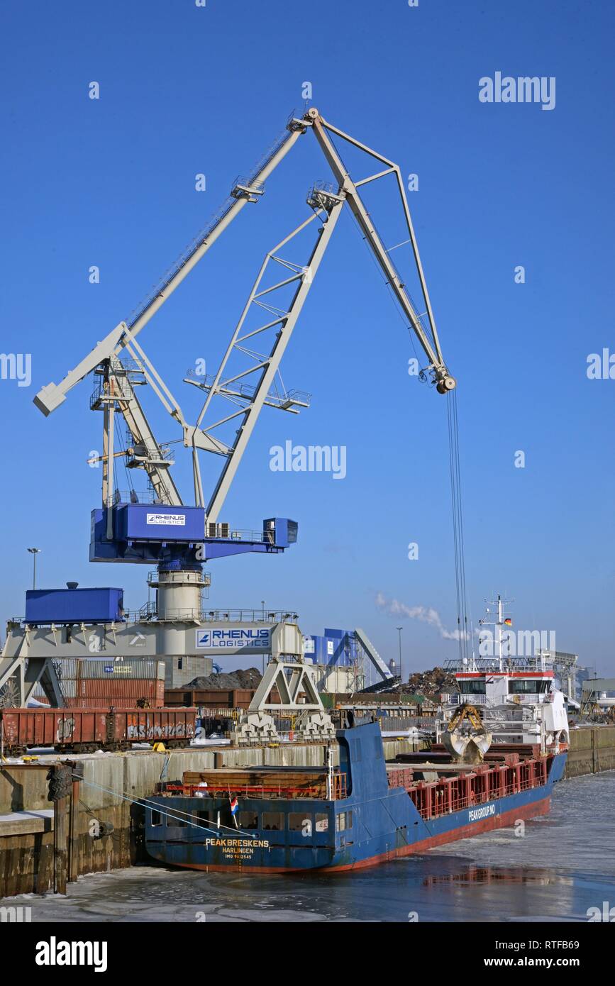 Ship loading hi-res stock photography and images - Alamy