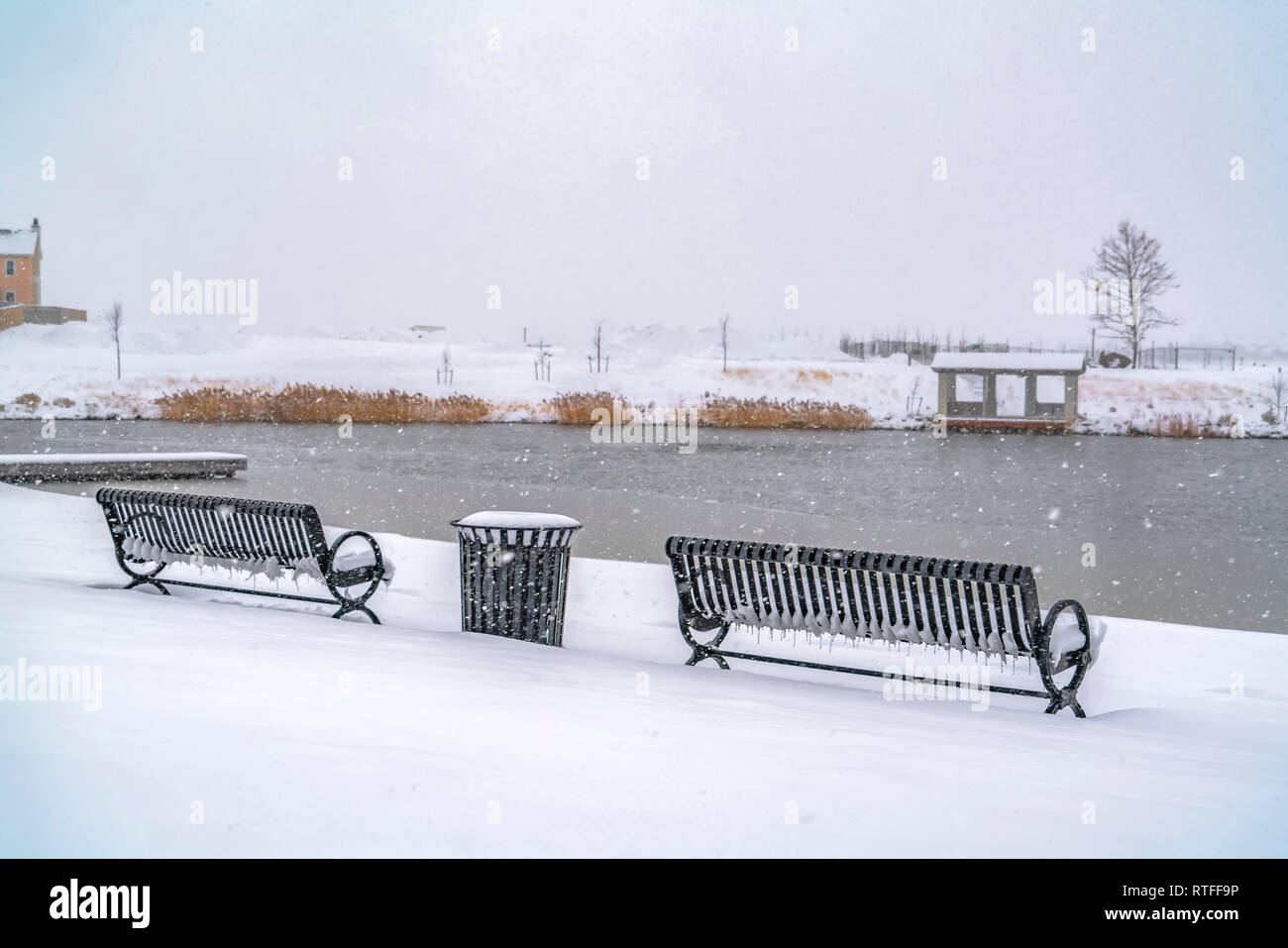 Empty park bench facing lake hi-res stock photography and images - Alamy