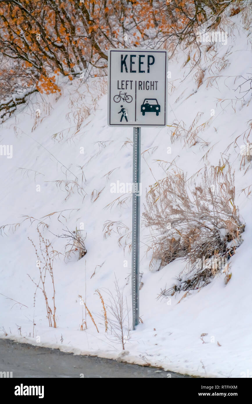 Pedestrians keep right sign hi-res stock photography and images - Alamy