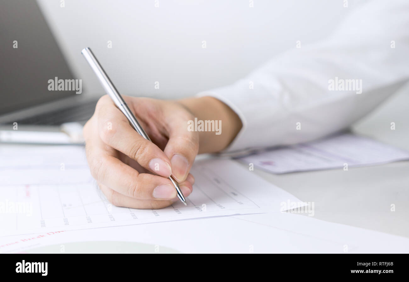Man signing legal documents hi-res stock photography and images - Alamy