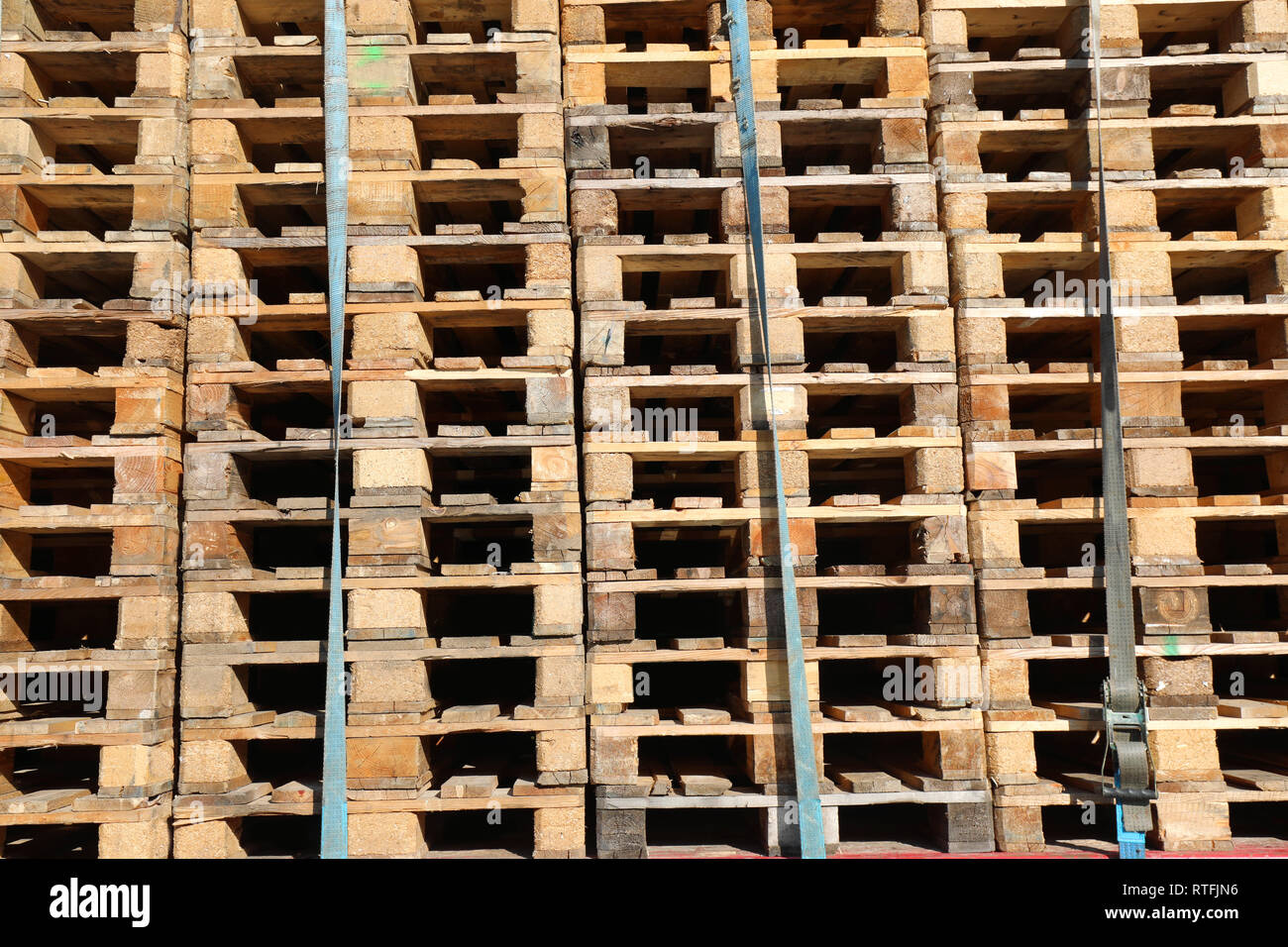 background of many wooden pallets to carry Stock Photo - Alamy