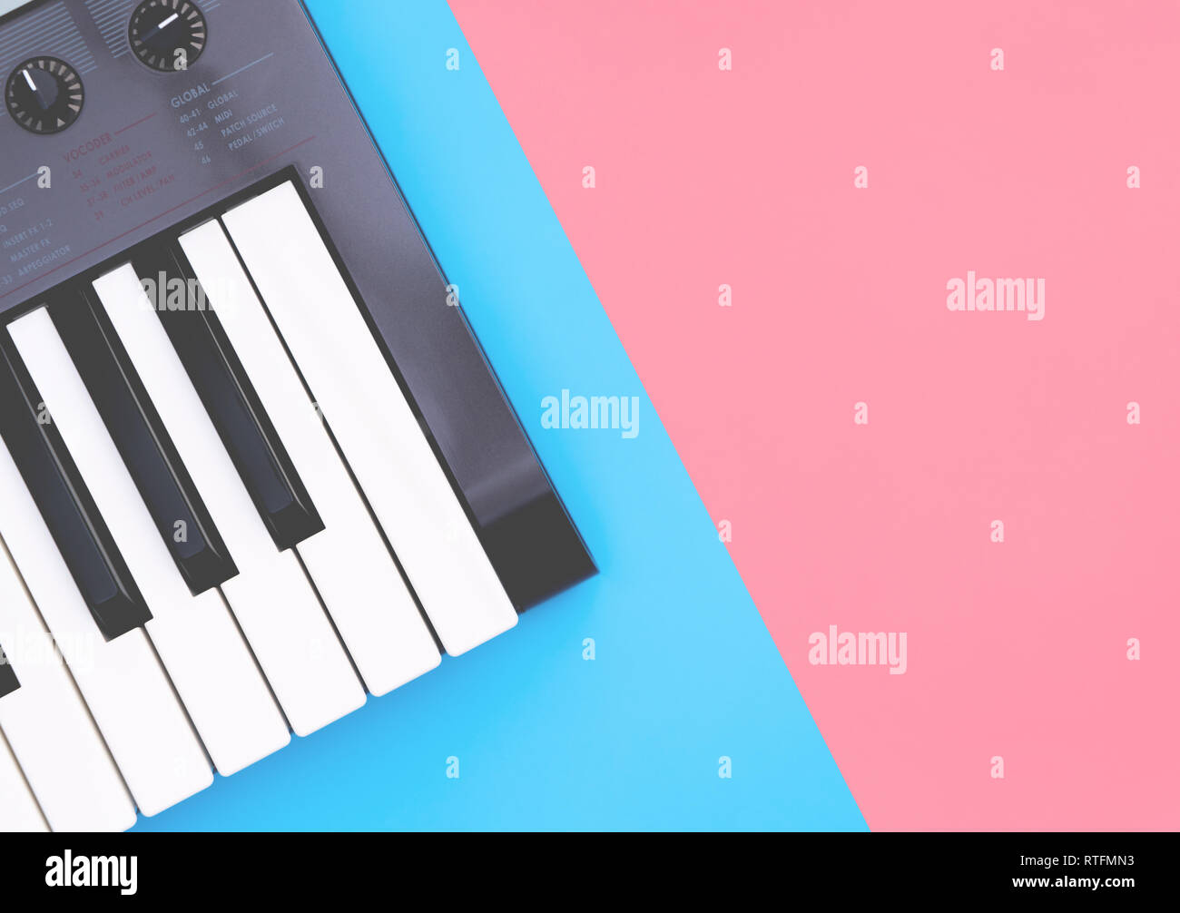 Synthesizer instrument hi-res stock photography and images - Alamy