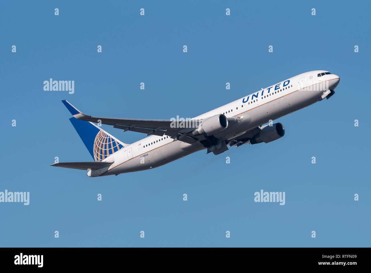 American airlines boeing 767 take hi-res stock photography and images ...