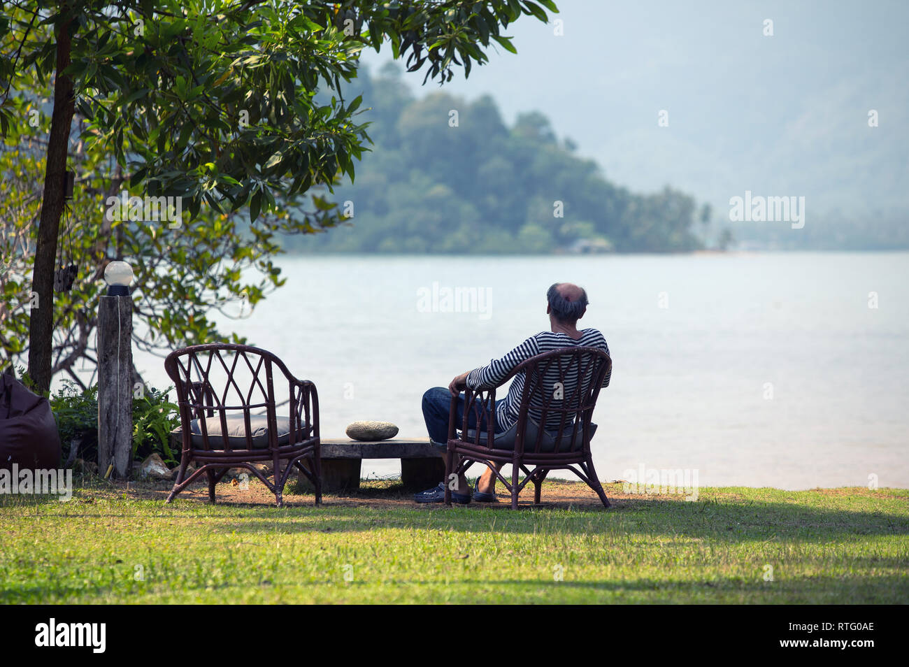 Sad old man hi-res stock photography and images - Alamy