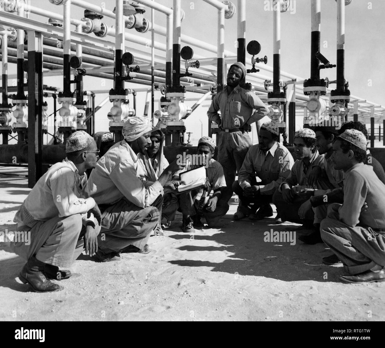 Indian workers saudi Black and White Stock Photos & Images - Alamy