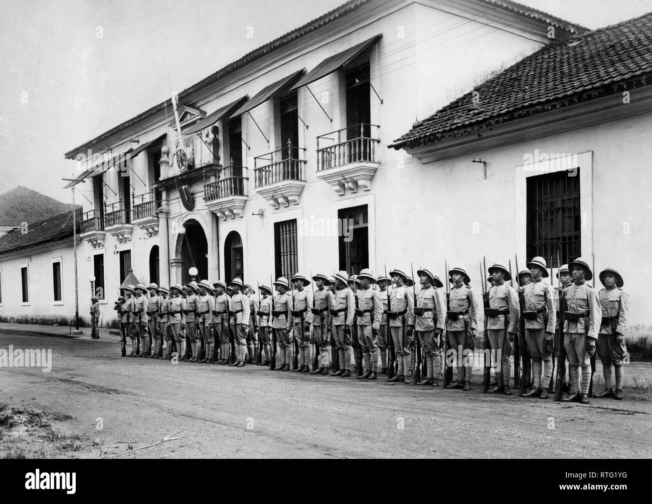 asia, india, goa, soldiers in front of the government building, 1950 ...