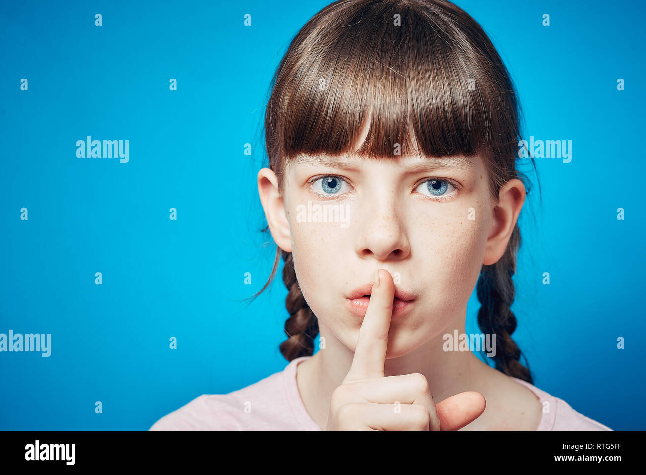 Shushing face hi-res stock photography and images - Alamy