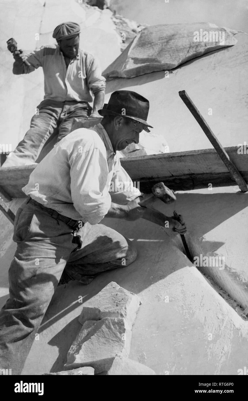 worker, marble quarry, tuscany, italy 1961 Stock Photo - Alamy