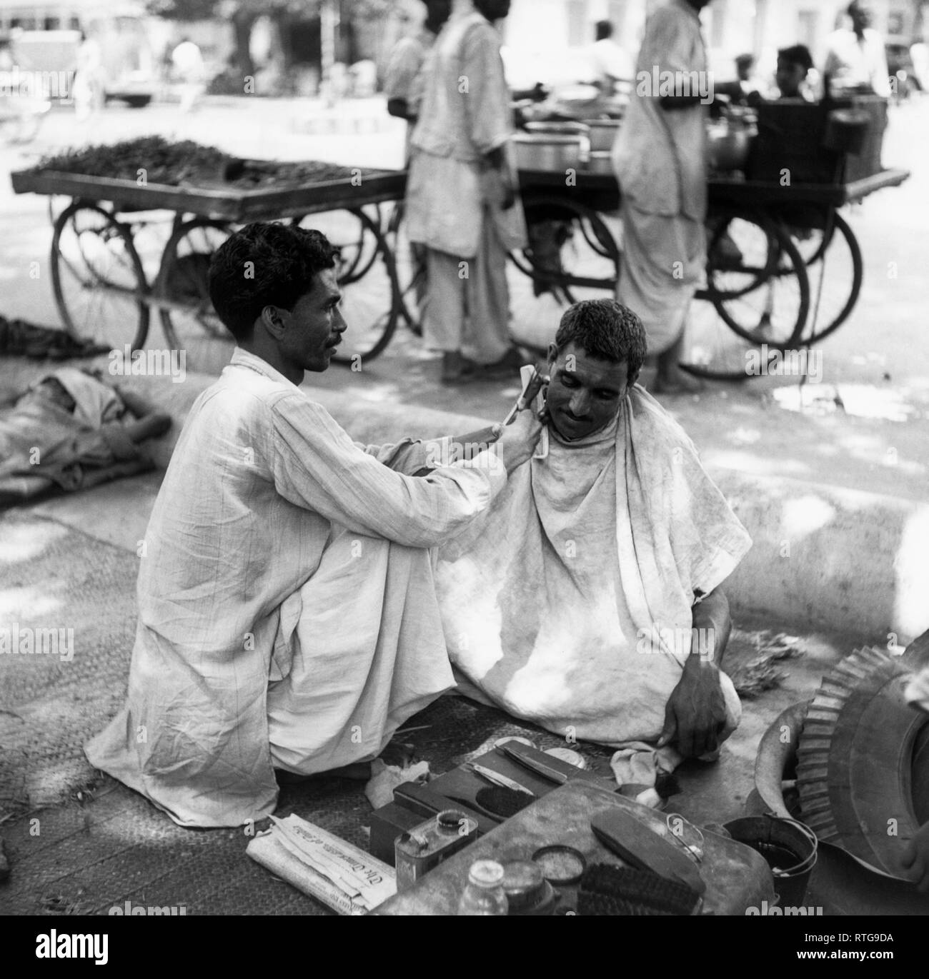pakistan, karachi, street barber, 1957 Stock Photo - Alamy