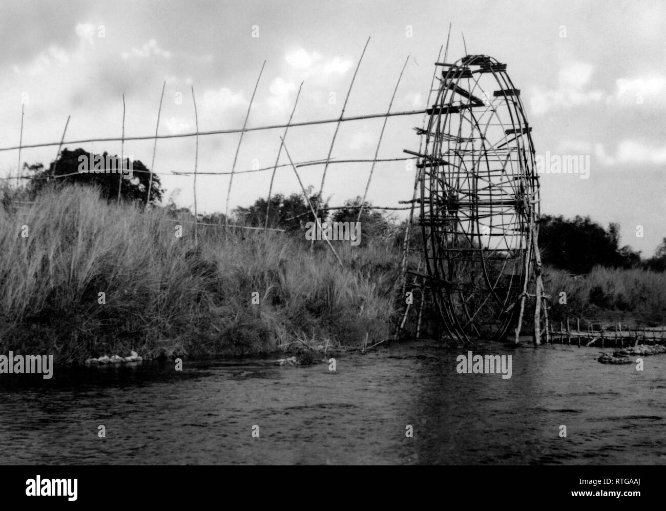 asia, philippines, big bamboo wheel to feed the rice fields, 1930-40 ...
