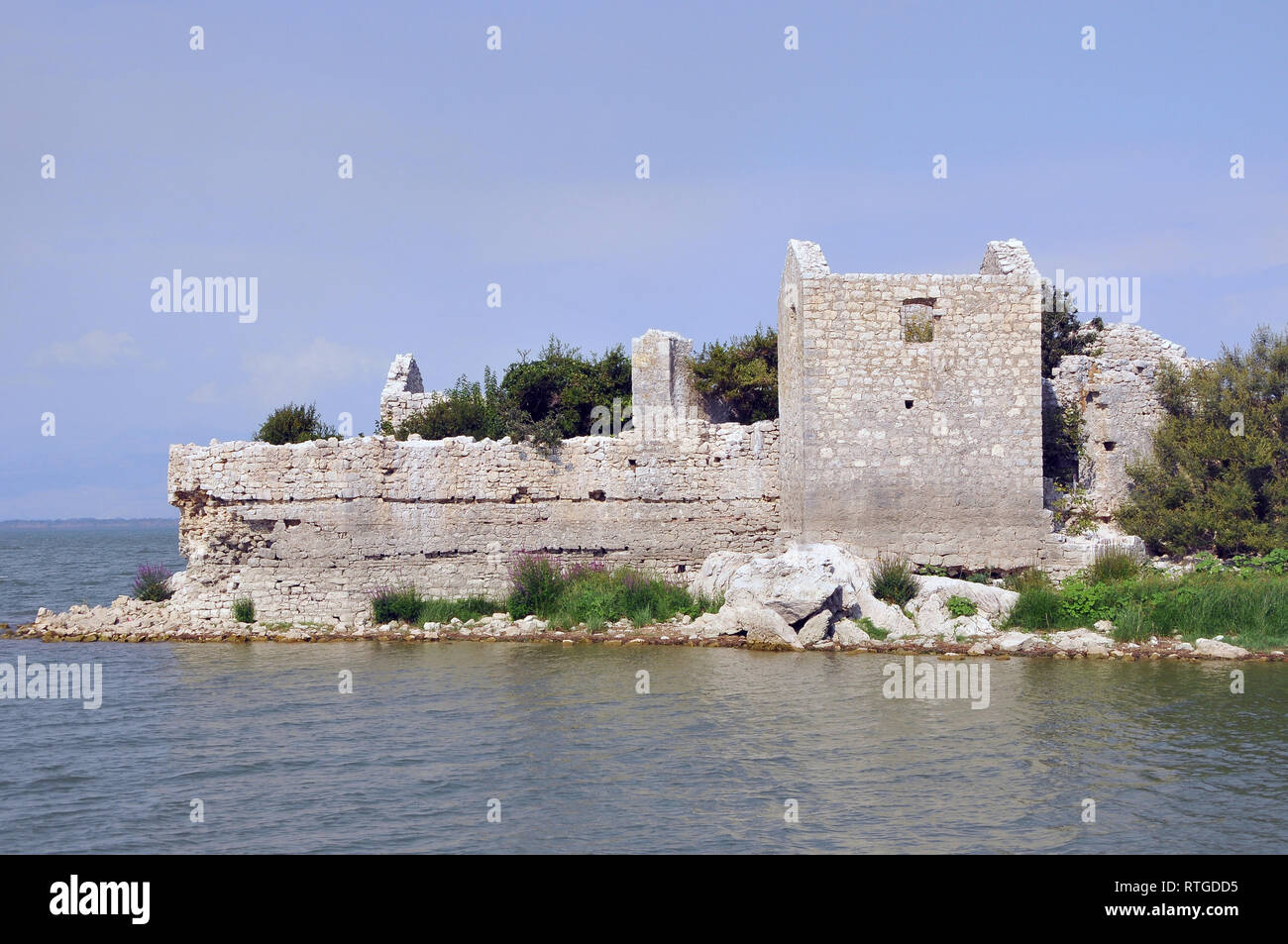Old church ruin in Lake Skadar, Montenegro. Régi templomrom, Shkodrai ...