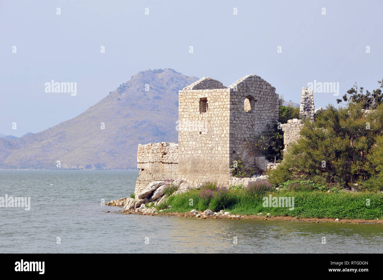 Old church ruin in Lake Skadar, Montenegro. Régi templomrom, Shkodrai ...