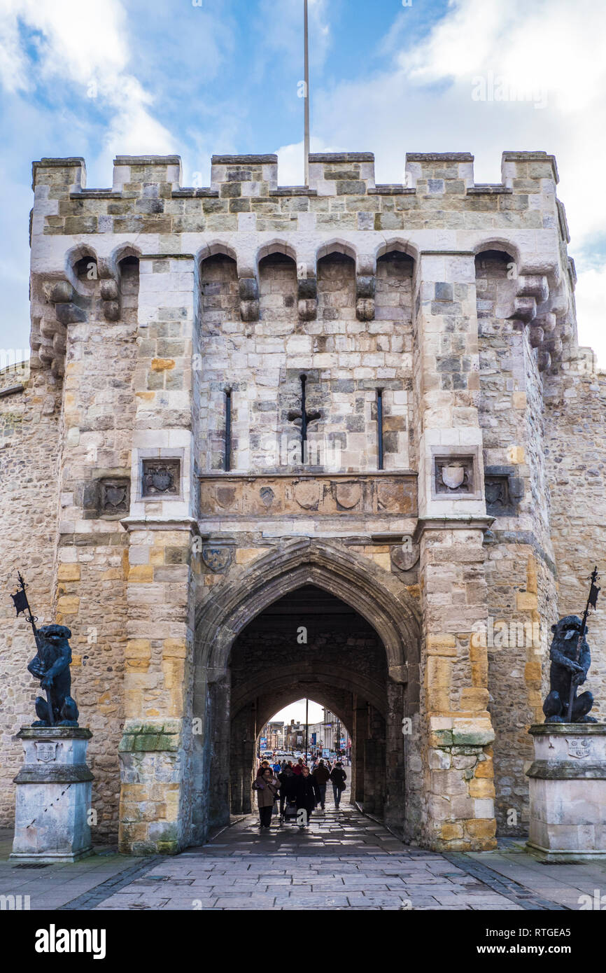 The historic medieval Bargate in the city walls of Southampton Stock ...