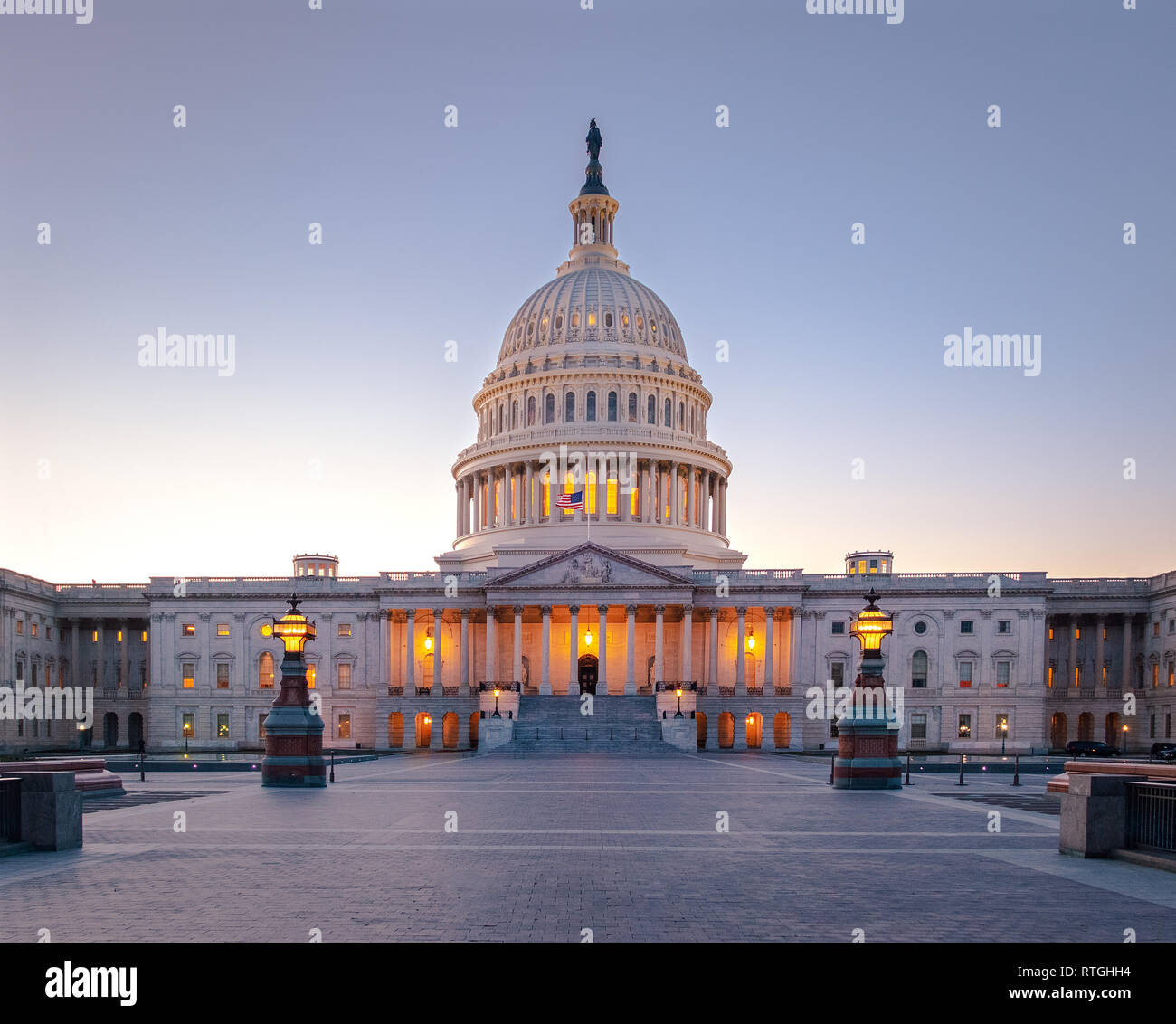 White house exterior washington night hi-res stock photography and ...