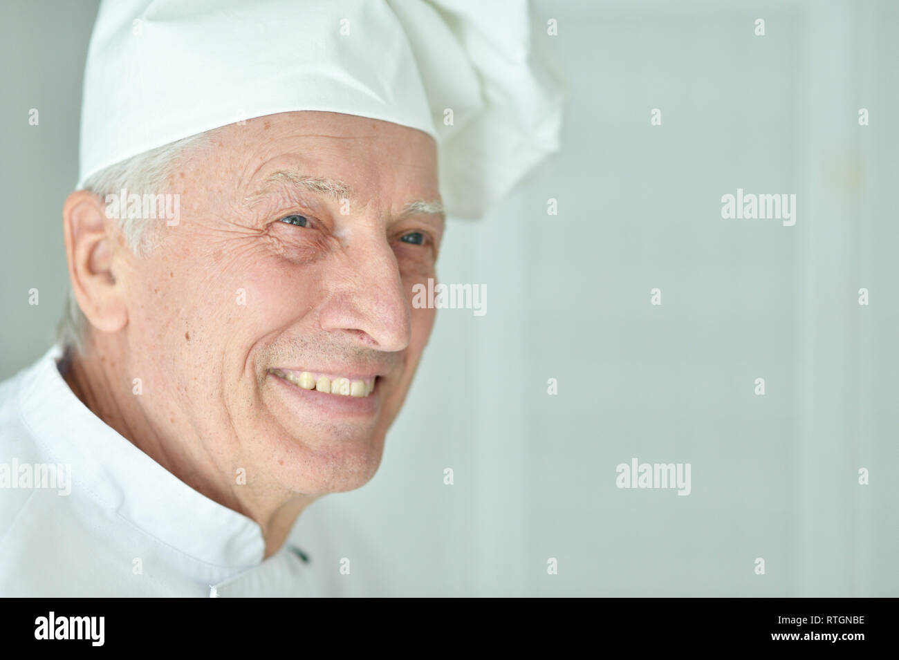 Portrait of happy elderly male chef posing at home Stock Photo - Alamy