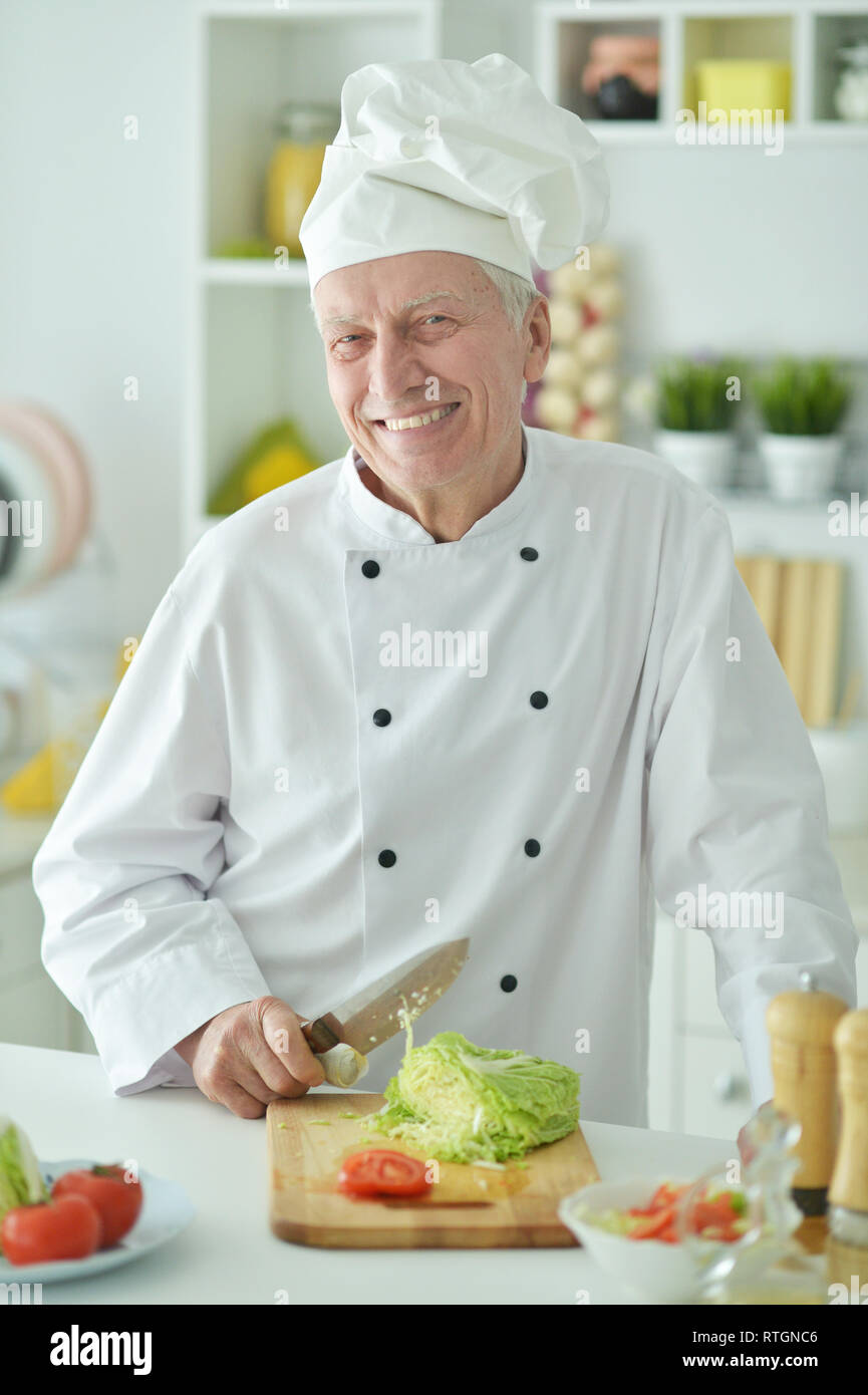 Elderly chef hi-res stock photography and images - Alamy