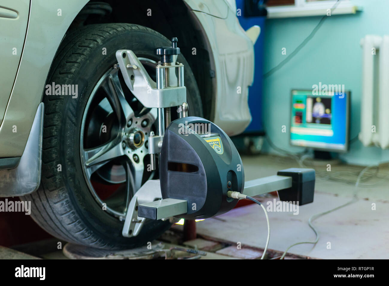 Wheels alignment car hi-res stock photography and images - Alamy