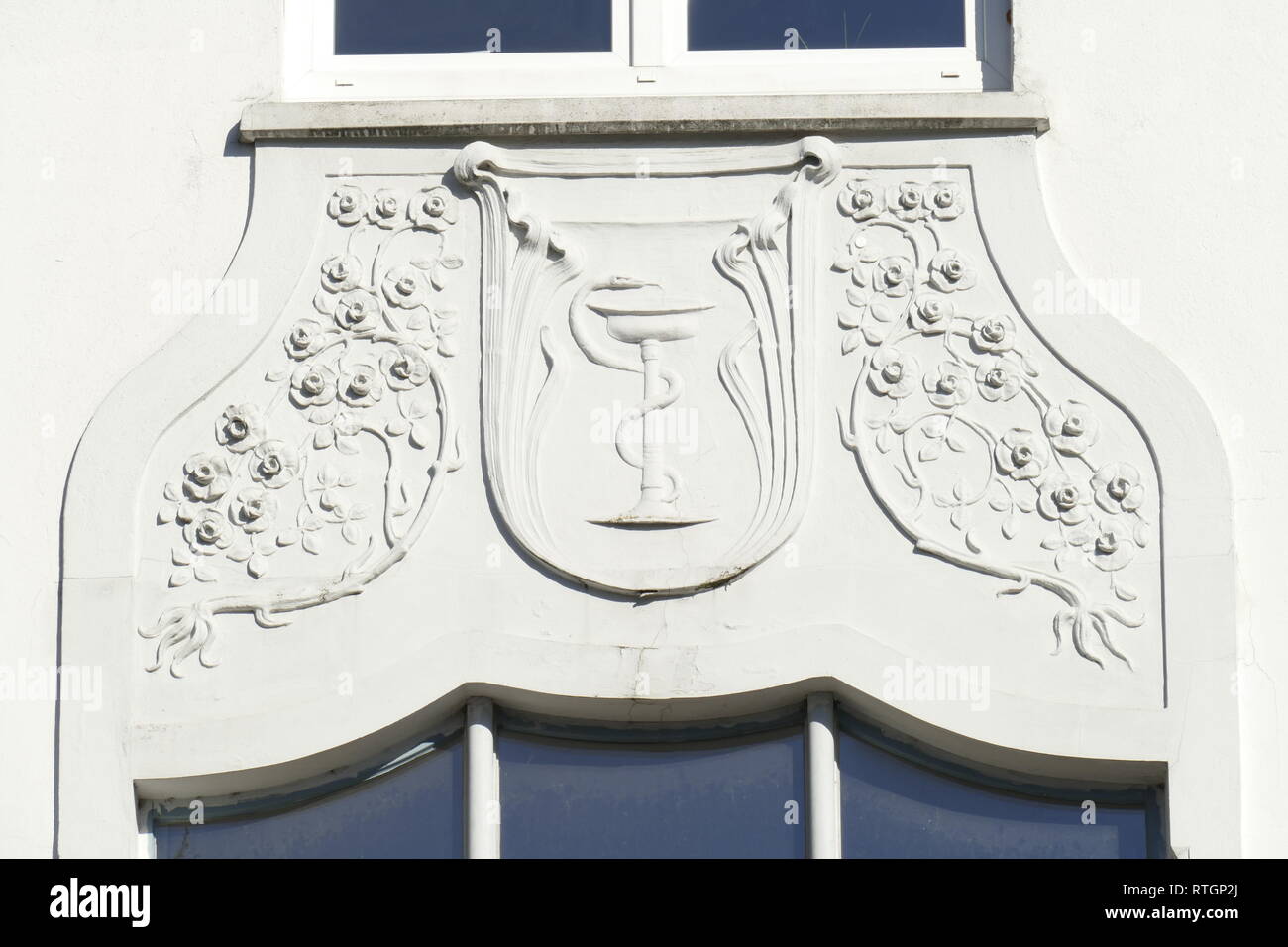 Pharmacy snake symbol hi-res stock photography and images - Alamy