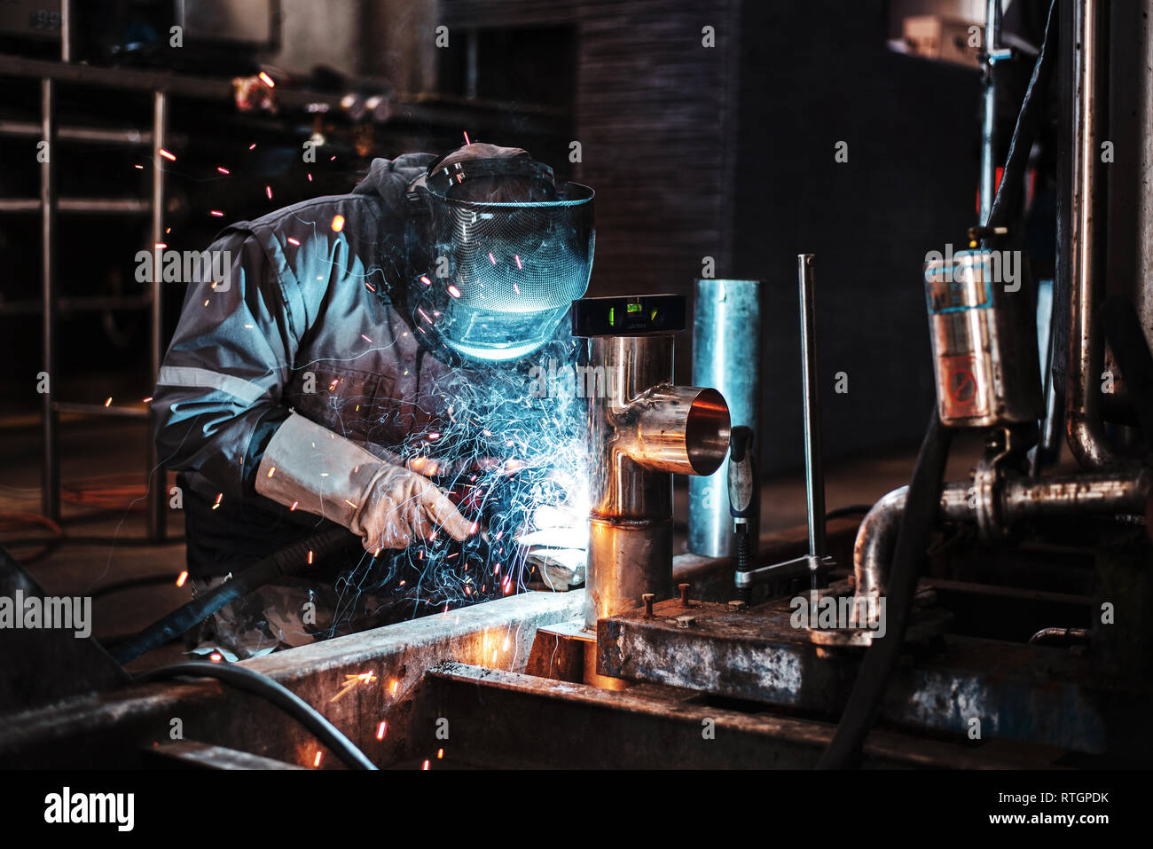 Welder at work Stock Photo - Alamy
