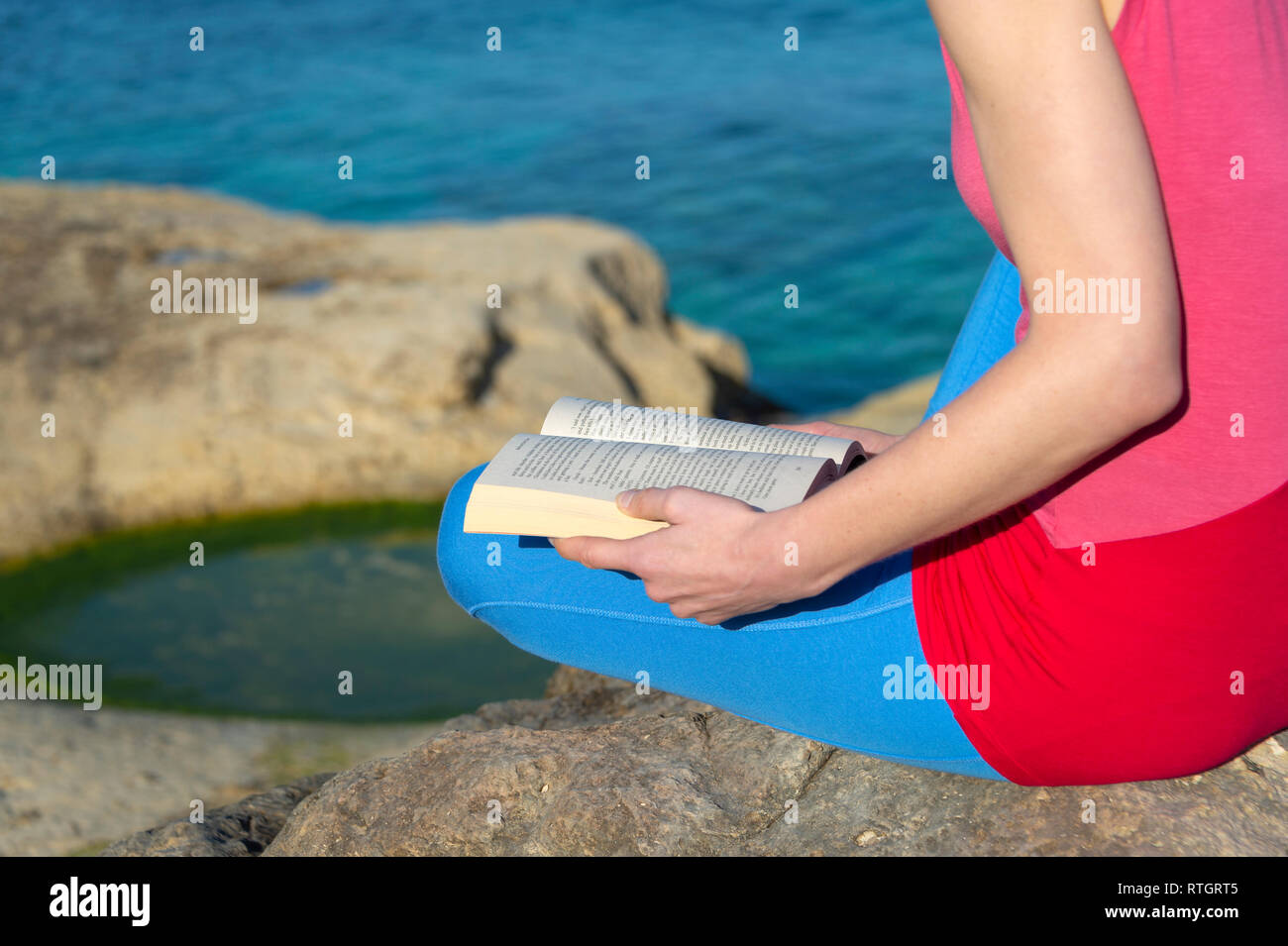 Reading a book in the sun hi-res stock photography and images - Alamy