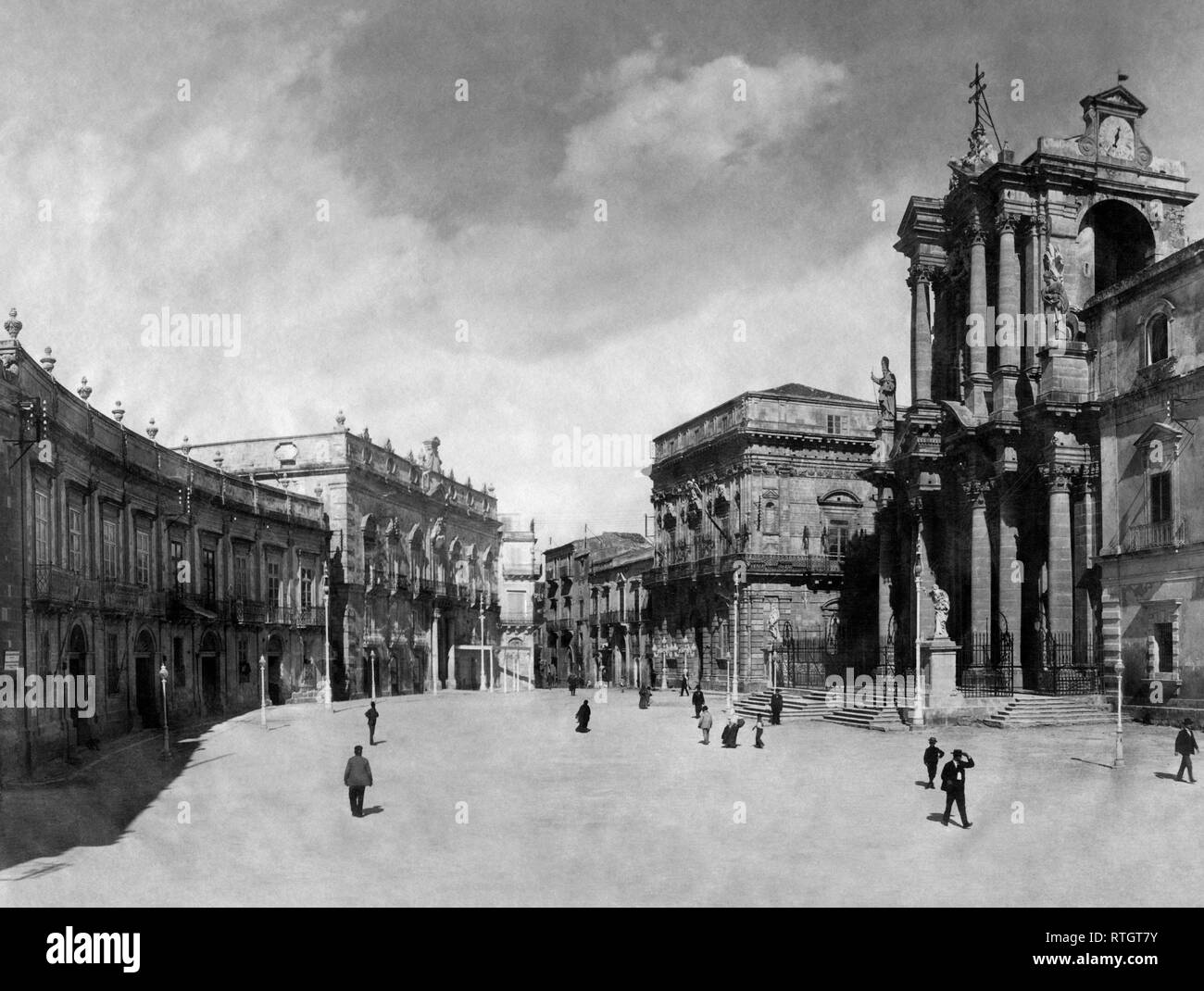 square of the cathedral, siracusa, sicily, italy, 1900-1910 Stock Photo ...