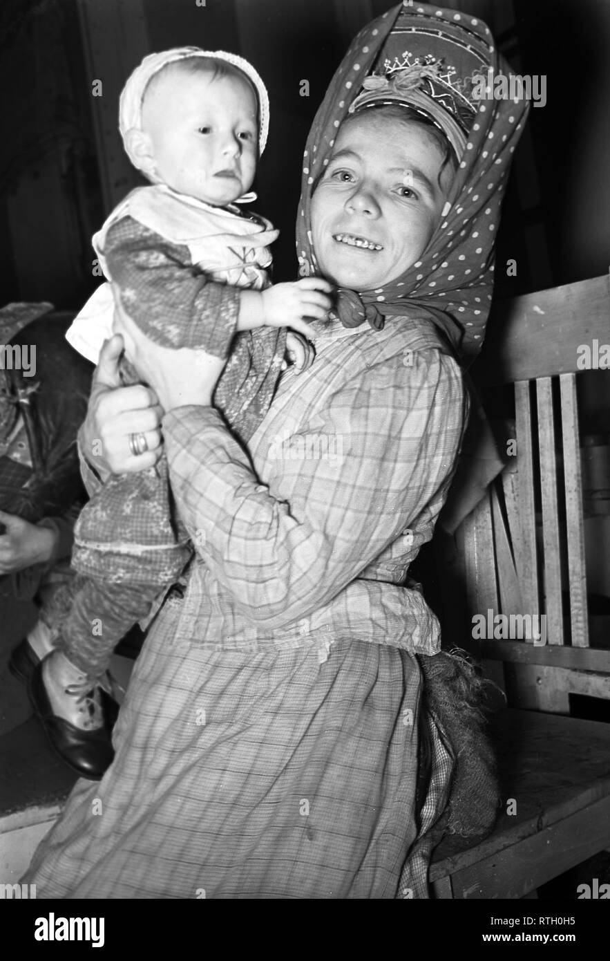 Evacuated children 1940 hi-res stock photography and images - Alamy