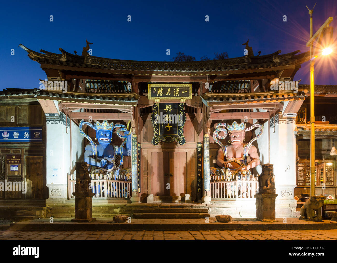 Big temple giant statues hi-res stock photography and images - Alamy