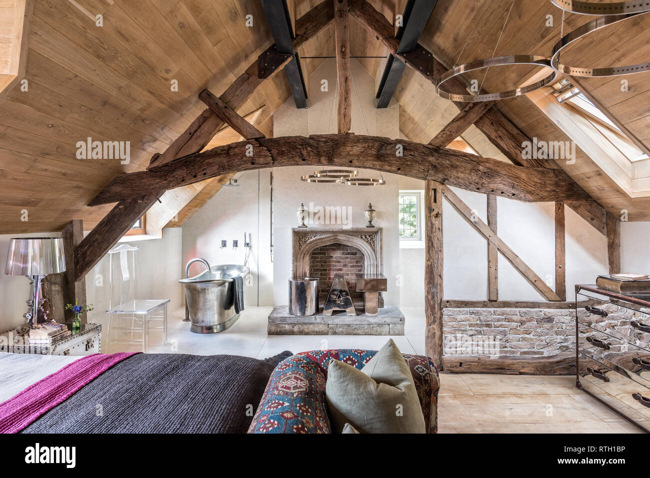 Cruck roof hi-res stock photography and images - Alamy