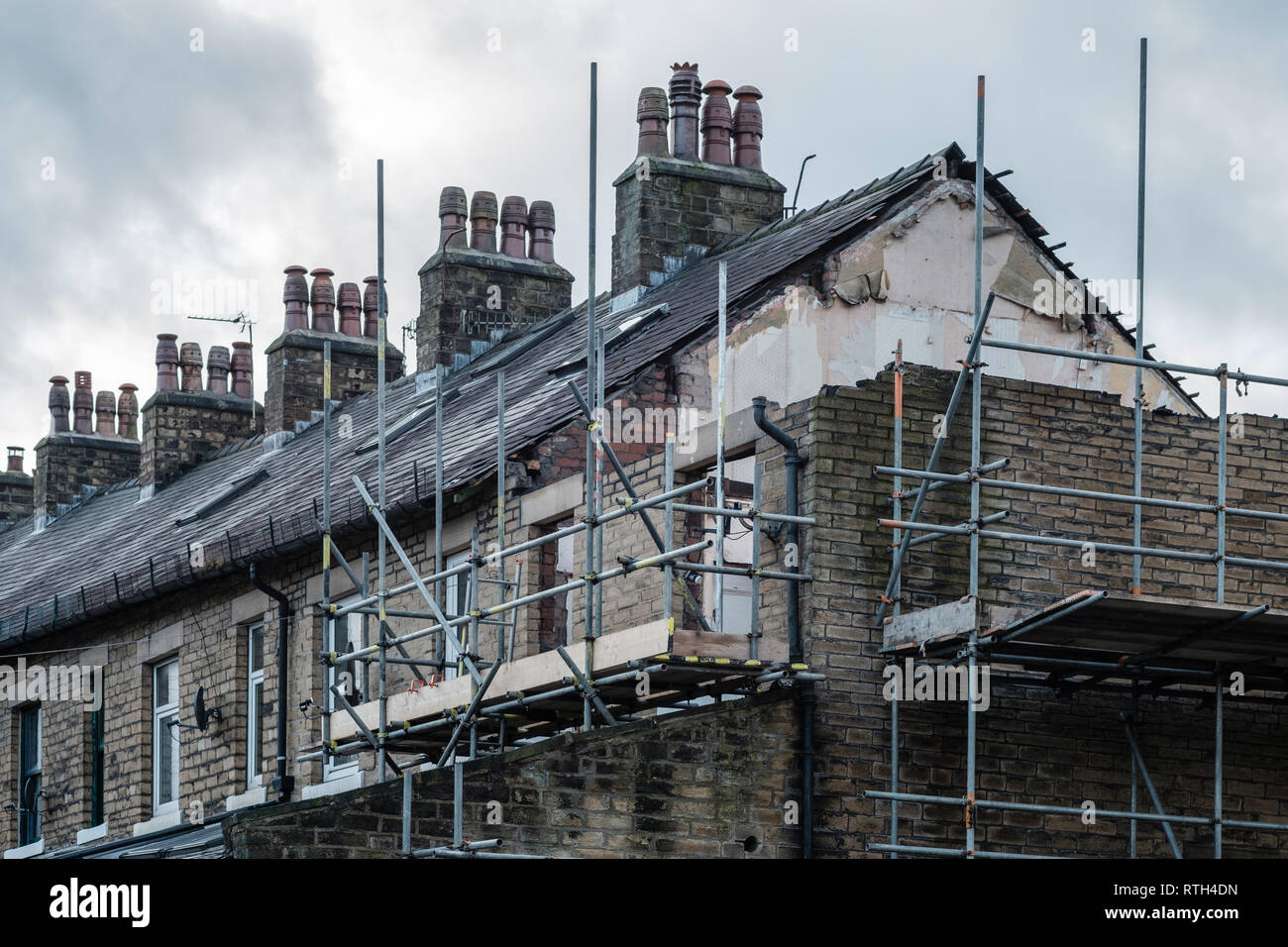 Terrace houses scaffolding hi-res stock photography and images - Alamy