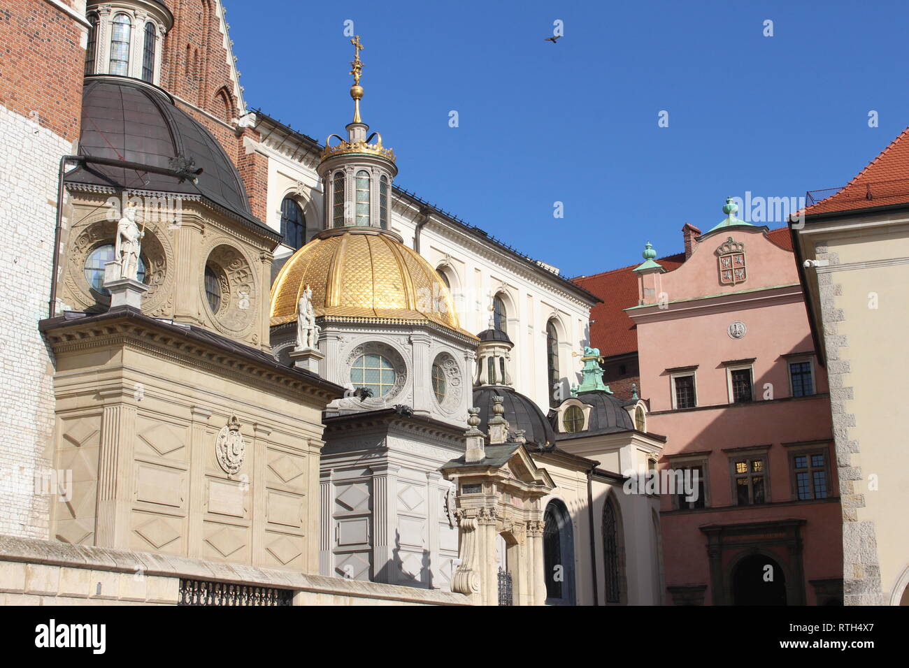 Gothic castle tomb hi-res stock photography and images - Alamy