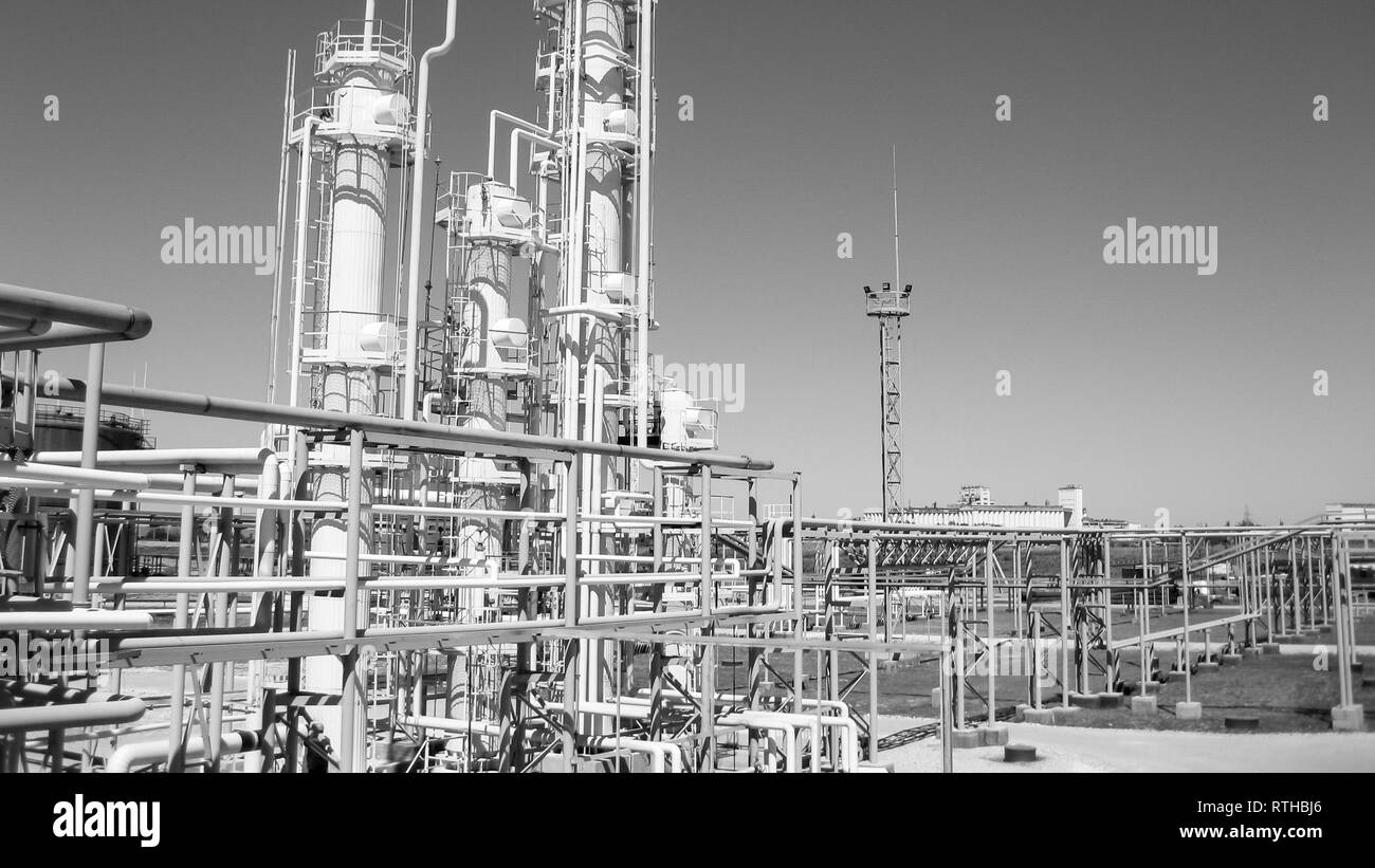 Distillation distillation column refinery Black and White Stock Photos ...