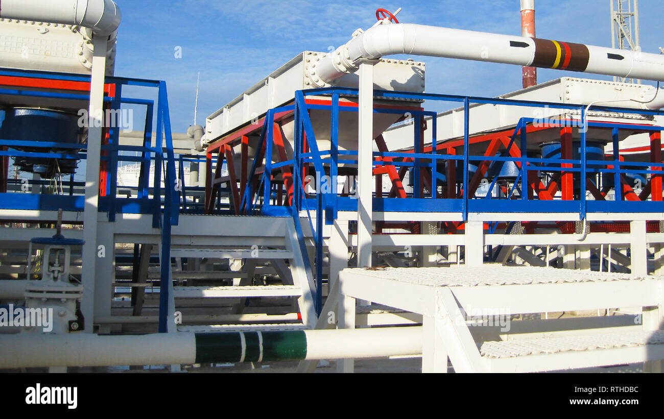 Oil platform breaking hi-res stock photography and images - Alamy