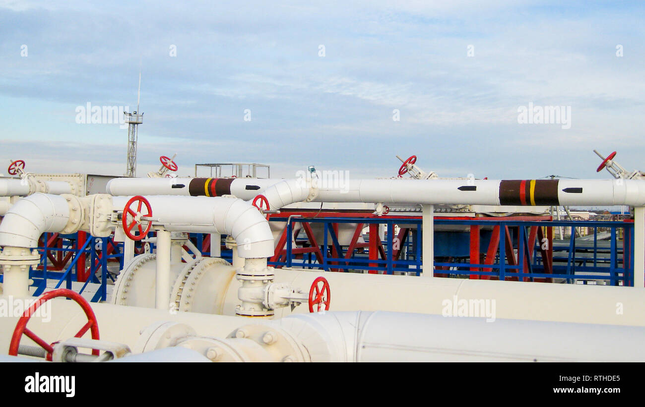 Oil platform breaking hi-res stock photography and images - Alamy